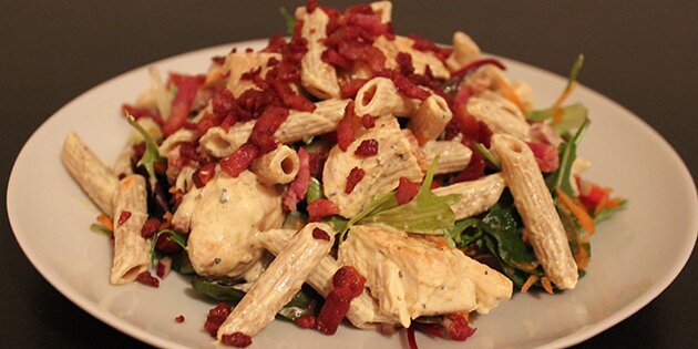 Pastasalat med kylling, bacon og karrydressing