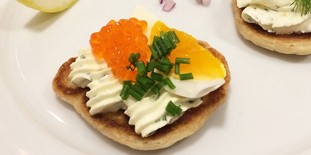 Blinis med rogn og æg