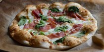Pizza med skinke og ananas