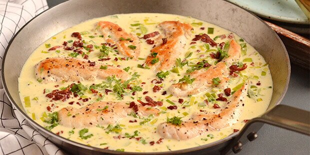 Gryderet med kylling, bacon og porrer